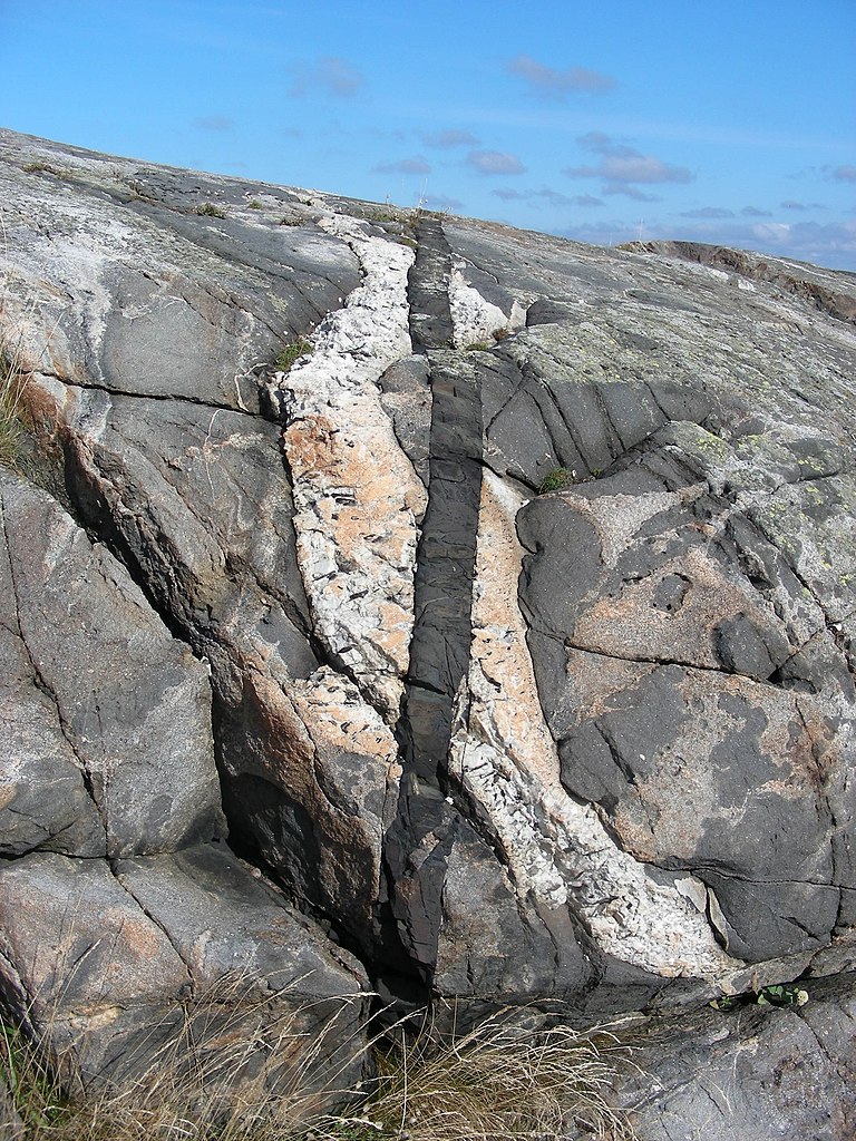 Tectonics and Structural Geology | Features from the Field: Dikes and Sills